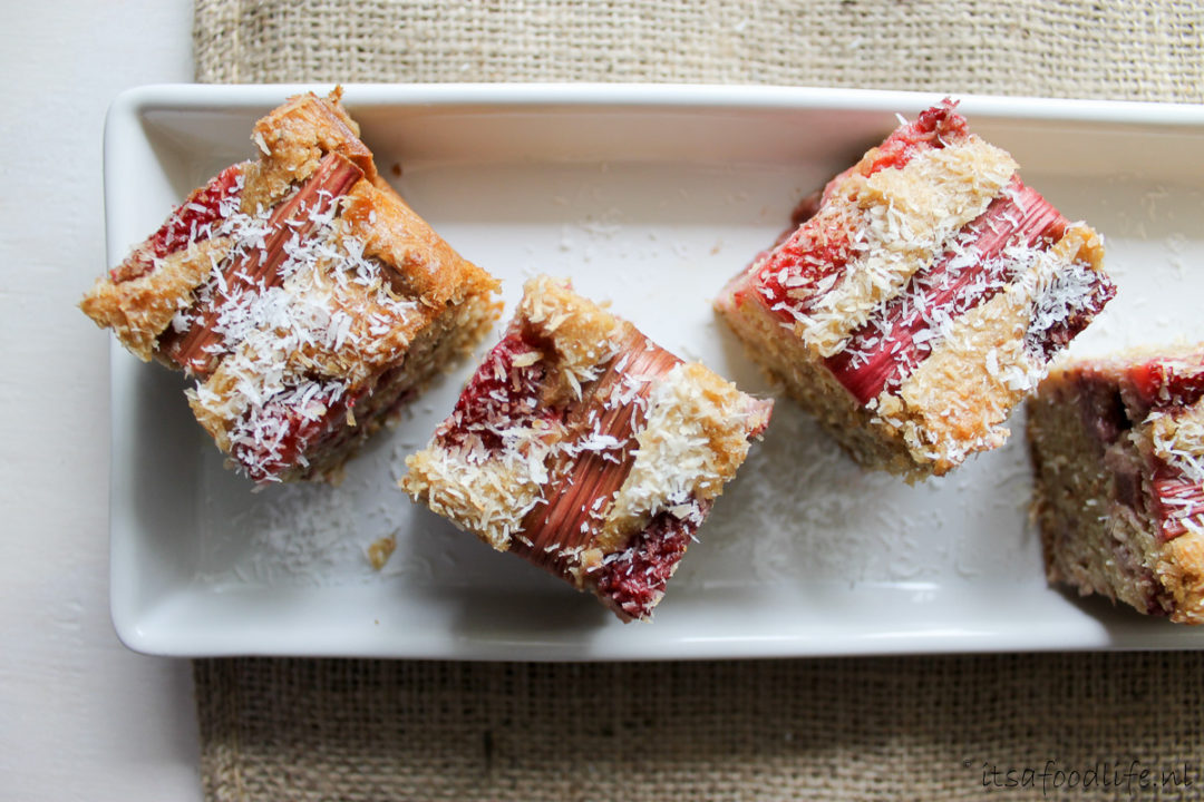 Rabarbercake met aardbeien en kokos - It's a food life